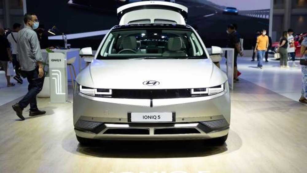 Tesla Rival Hyundai Debuts Sportscar Competitor to Model S Plaid ...